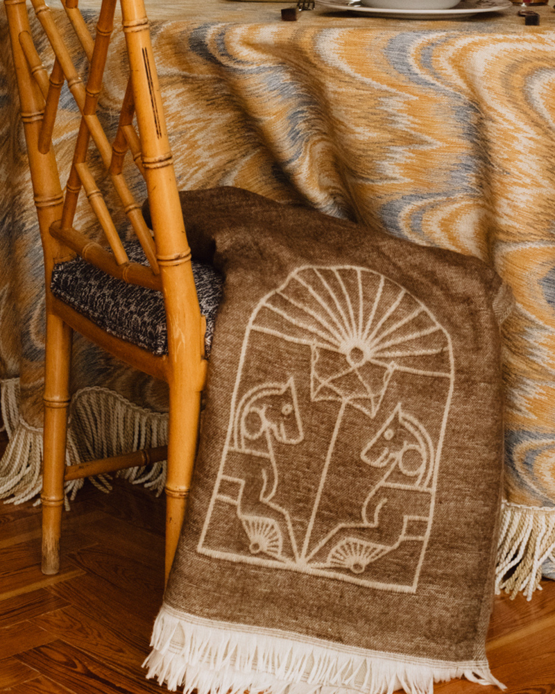 MANTA MARRON LOGO Y FLECO CORTO